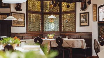 2 restaurantes: opção de café da manhã, almoço e jantar