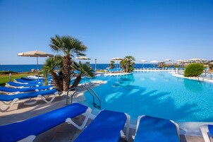 Piscina externa, guarda-sóis, espreguiçadeiras