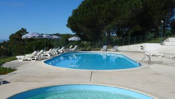 2 piscinas exteriores, guarda-sóis, espreguiçadeiras