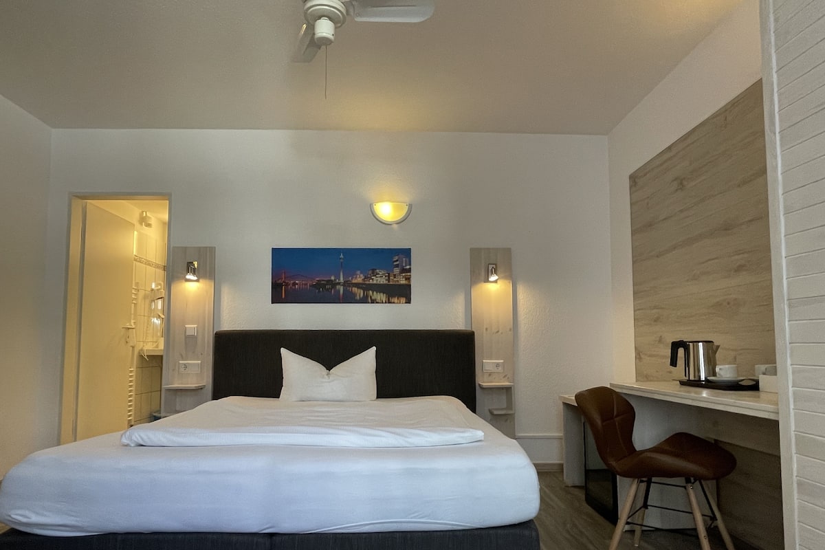 Quarto solteiro superior, 1 cama Queen, vista para o pátio | Camas Select Comfort, cofres nos quartos, escrivaninha