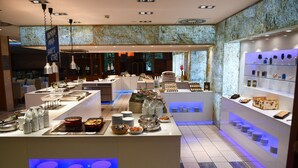 Disposição de buffet com diversos alimentos e utensílios.