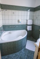Quarto casal superior | Banheiro | Chuveiro, secador de cabelo (mediante solicitação), toalhas de banho