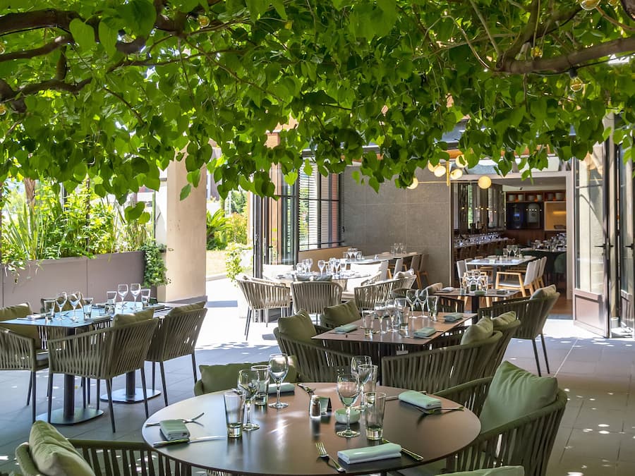 Serviço de almoço e jantar; culinária francesa, restaurante ao ar livre