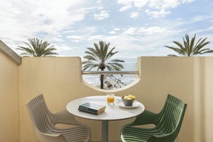 Frigobar, cofres nos quartos, escrivaninha, quartos à prova de som