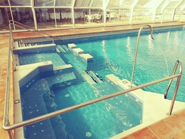 Piscina exterior, guarda-sóis, espreguiçadeiras