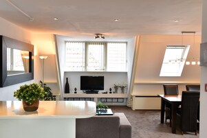 Apartamento, 2 quartos | Área de estar | TV de tela plana