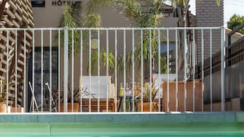 Piscina exterior, da(s) 10:00 à(s) 22:00, espreguiçadeiras