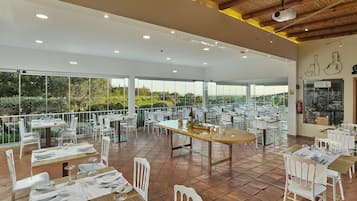 Serviço de almoço e jantar; culinária regional, vistas para a piscina