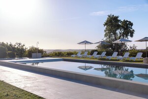 Piscina externa, espreguiçadeiras