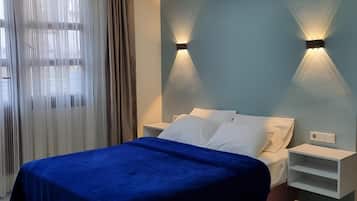 Quarto casal luxo, 1 cama Queen, suíte | Roupas de cama premium, cortinas blackout, quartos à prova de som