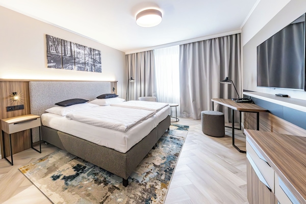 Quarto Duplo Comfort | Cofre no quarto, secretária, cortinas/cortinados opacos