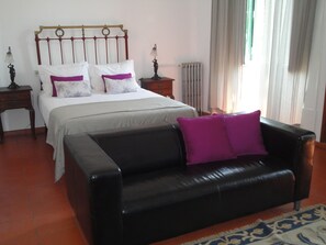 Suíte | Frigobar, cofres nos quartos, escrivaninha, Wi-Fi de cortesia