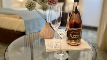 Edredões de penas, camas de colchão pillowtop, cofre no quarto