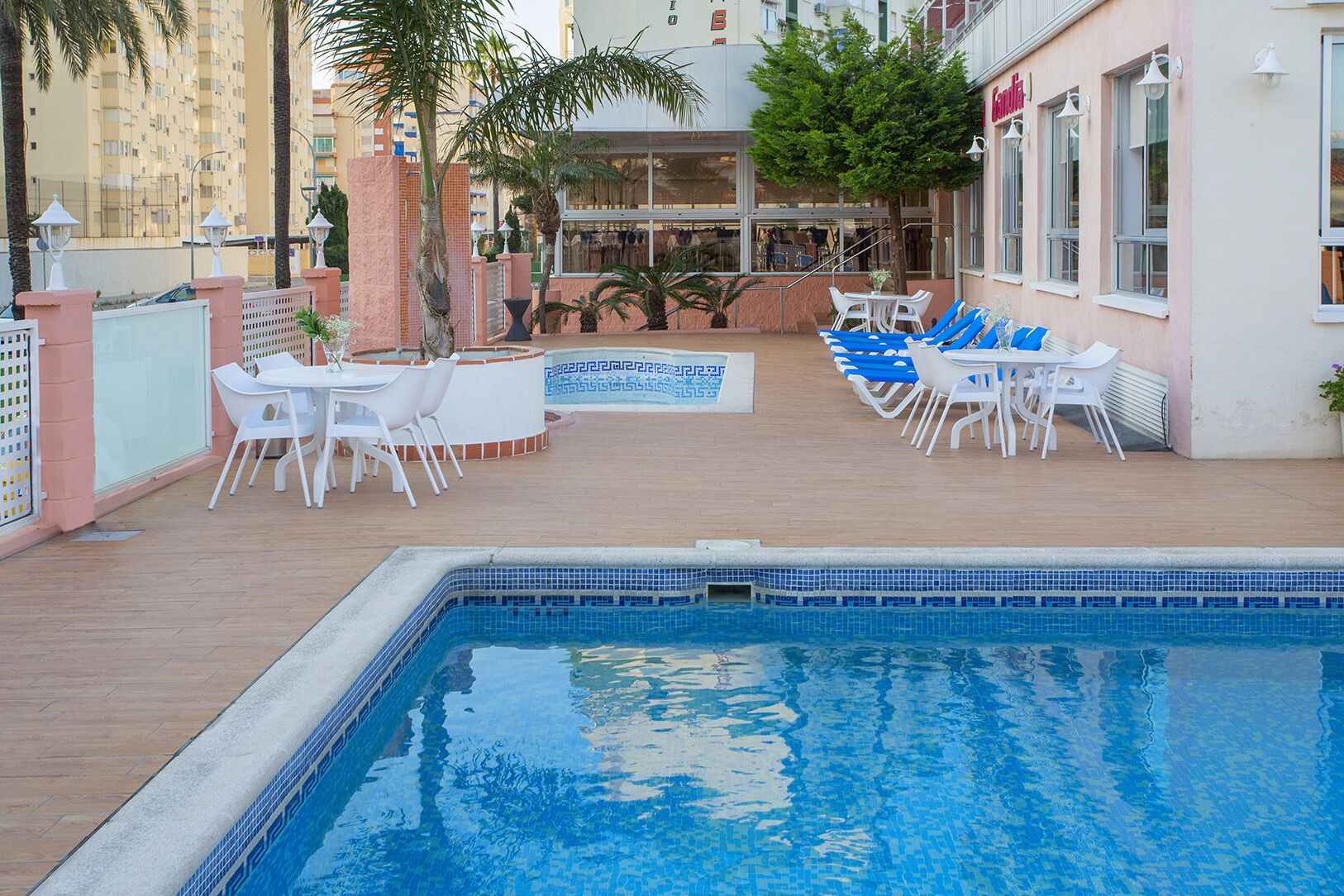 2 piscinas exteriores, espreguiçadeiras 