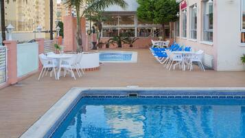 2 piscinas exteriores, espreguiçadeiras