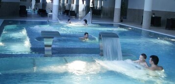 Piscina interior, piscina exterior sazonal 