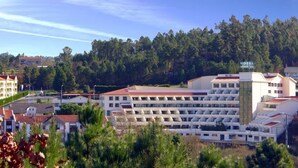 Um hotel com vários andares e um pátio central.