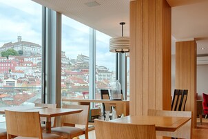 Café da manhã com buffet grátis todos os dias