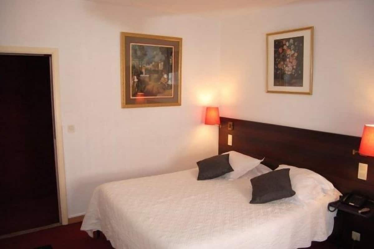 Quarto duplo conforto | Roupas de cama premium, cofres nos quartos, escrivaninha