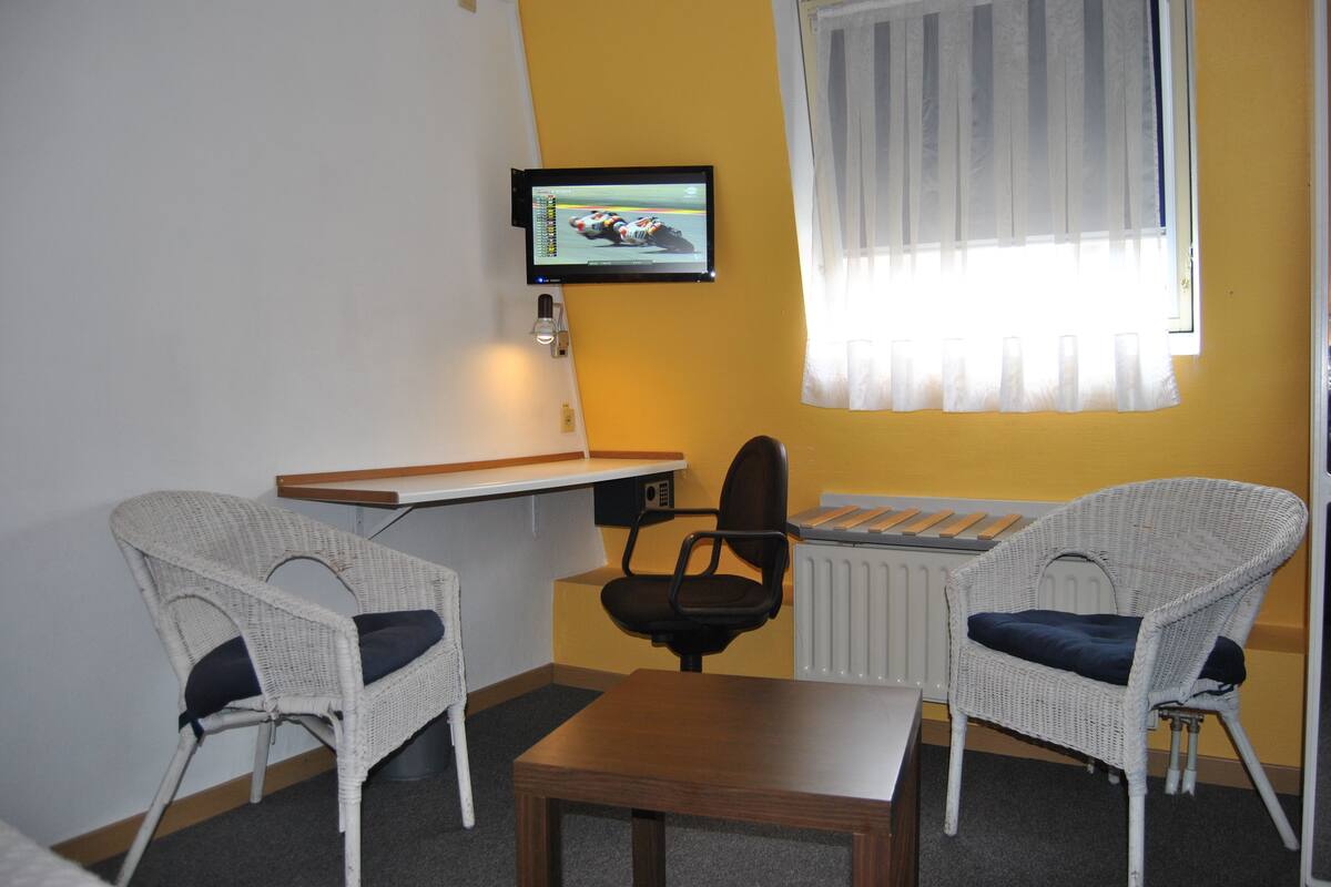 Quarto triplo conforto | Área de estar | TV de tela plana