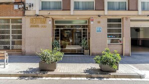 Um edifício de dois andares com uma placa indicando 
