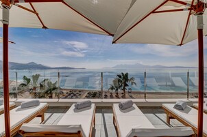 2 piscinas exteriores, guarda-sóis, espreguiçadeiras 