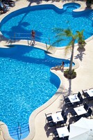 Piscina externa sazonal, guarda-sóis, espreguiçadeiras