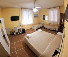 Quarto Quádruplo | Minibar, cofre no quarto, secretária, quartos insonorizados