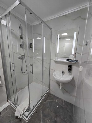 Quarto Triplo | Casa de banho | Um polibã, artigos de higiene pessoal grátis, um secador de cabelo 