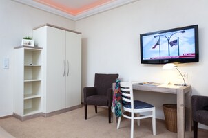 Quarto Duplo Comfort | Roupa hipoalergénica, camas de colchão Tempur-Pedic, secretária 