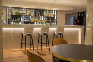 Este bar no lobby do hotel