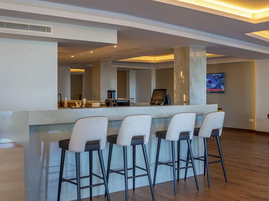 Este bar no lobby do hotel