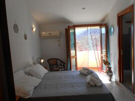 Roupa hipoalergénica, cofre no quarto, com decoração personalizada