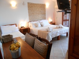 Roupa hipoalergénica, cofre no quarto, com decoração personalizada