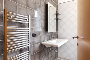 Chuveiro, toalhas de banho