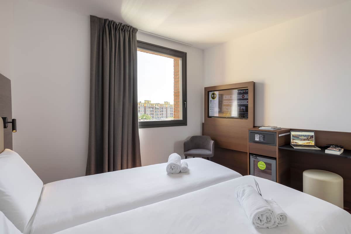 Quarto duplo standard, para não fumantes | Escrivaninha, quartos à prova de som, Wi-Fi de cortesia, roupa de cama