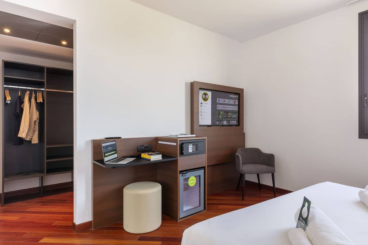 Quarto casal standard, para não fumantes | Escrivaninha, quartos à prova de som, Wi-Fi de cortesia, roupa de cama