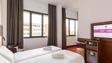 Escrivaninha, quartos à prova de som, Wi-Fi de cortesia, roupa de cama