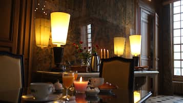 Café da manhã com buffet todos os dias (EUR 17 por pessoa)