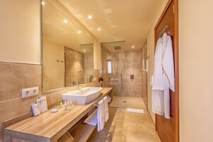 Quarto casal, terraço | Banheiro | Chuveiro, produtos de toalete de grife, secador de cabelo 