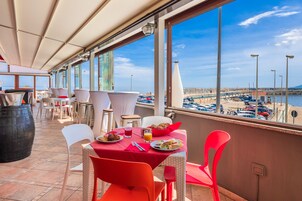 Serviço de café da manhã, culinária mediterrânea, vistas para o mar 