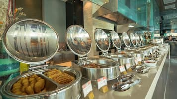 Pequeno-almoço tipo buffet diário (708 THB por pessoa)