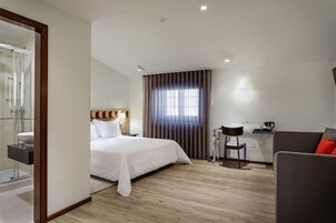Cofres nos quartos, escrivaninha, cortinas blackout