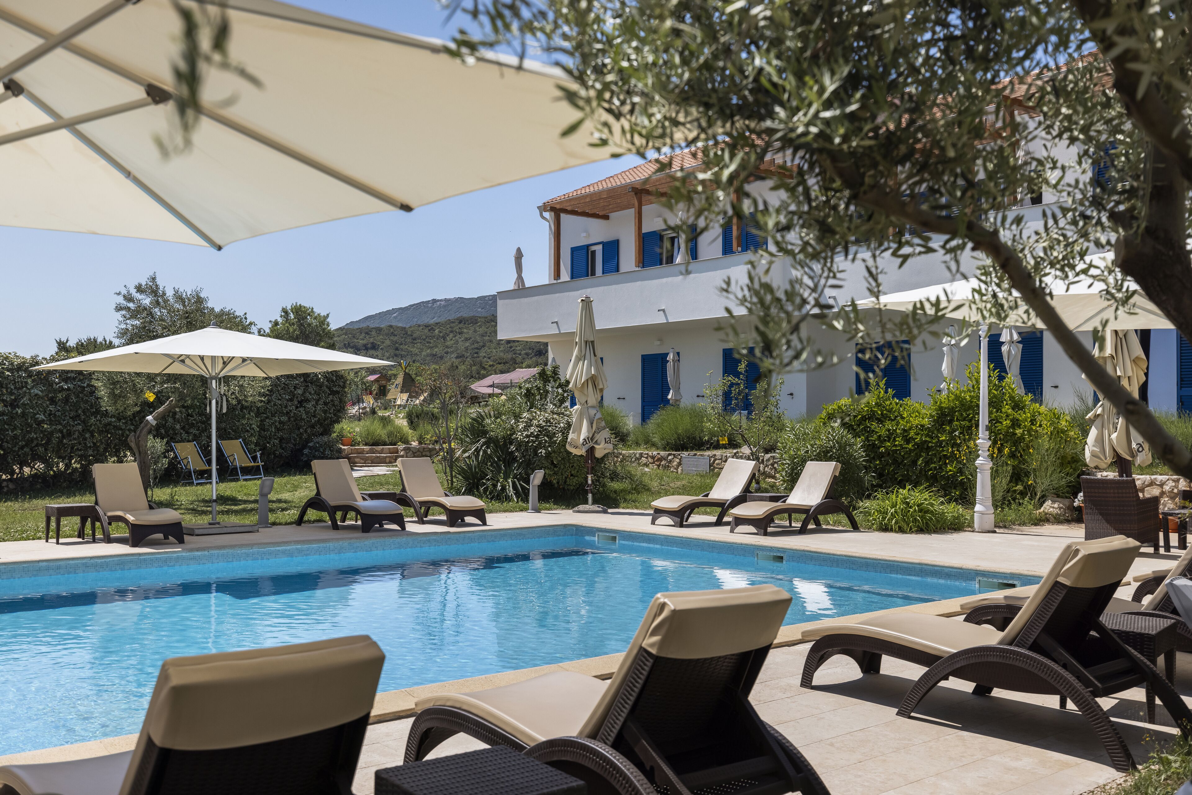 Piscina interna, piscina externa sazonal, guarda-sóis, espreguiçadeiras