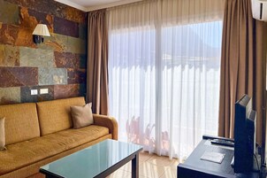 Quarto casal | Cofres nos quartos, escrivaninha, espaço de trabalho para notebook