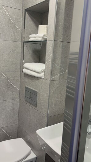 Um polibã, um secador de cabelo, toalhas fornecidas 