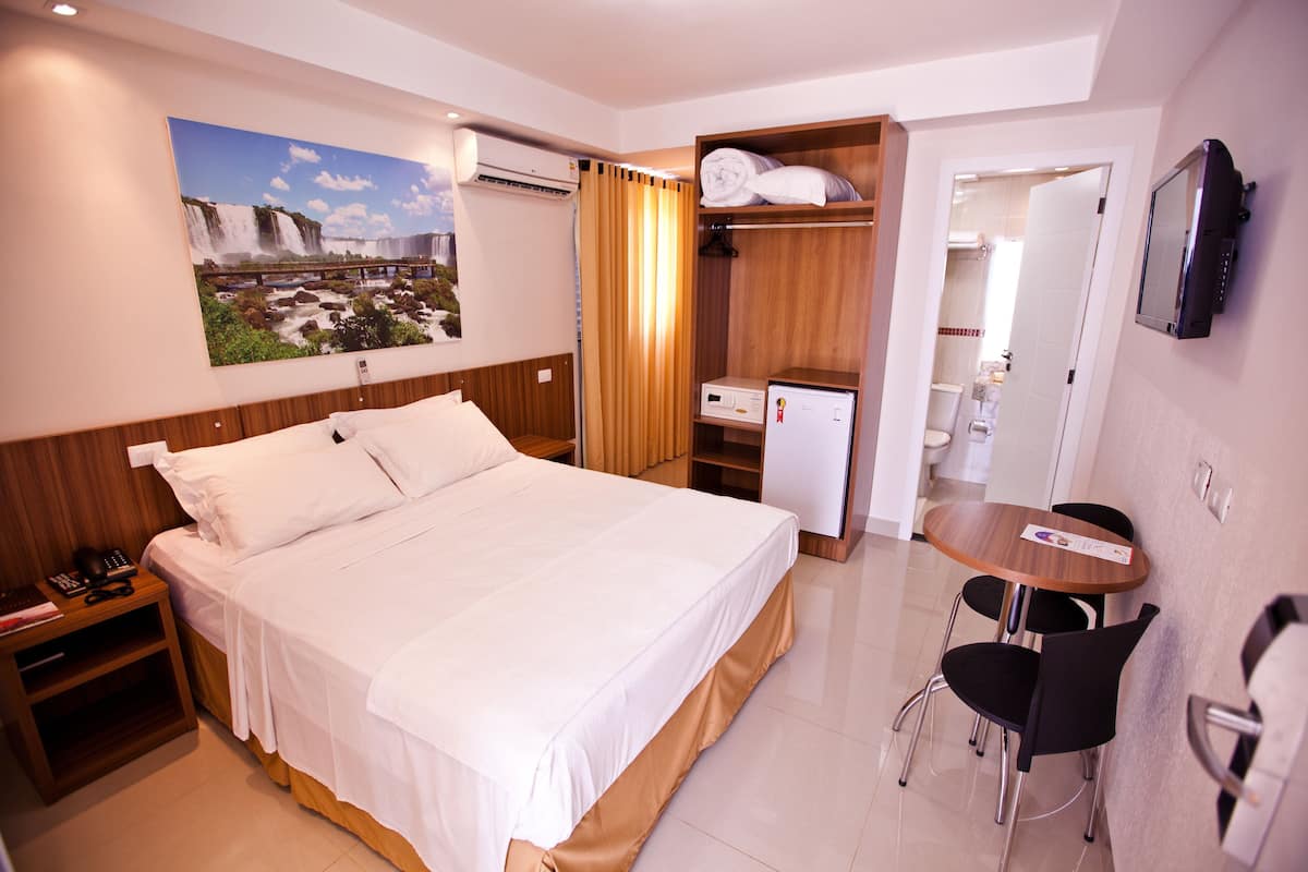 Roupa hipoalergénica, minibar, cofre com capacidade para portátil