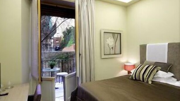 Roupa de alta qualidade, minibar, cofre no quarto, secretária 