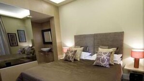 Roupa de alta qualidade, minibar, cofre no quarto, secretária 
