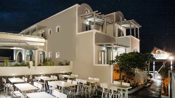 Fachada do alojamento (tarde/noite)